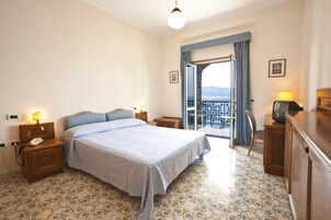 Minibar, cofre no quarto, com decoração personalizada, secretária 