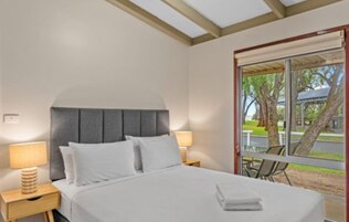Cabana de Madeira Standard, 2 quartos (Sleeps 4) | Roupa de alta qualidade, ferro/tábua de engomar 