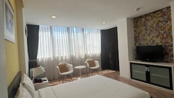 Quarto casal luxo | Frigobar, escrivaninha, cortinas blackout, Wi-Fi de cortesia