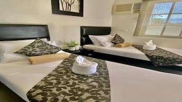 Quarto casal | Cofres nos quartos, escrivaninha, cortinas blackout, Wi-Fi de cortesia