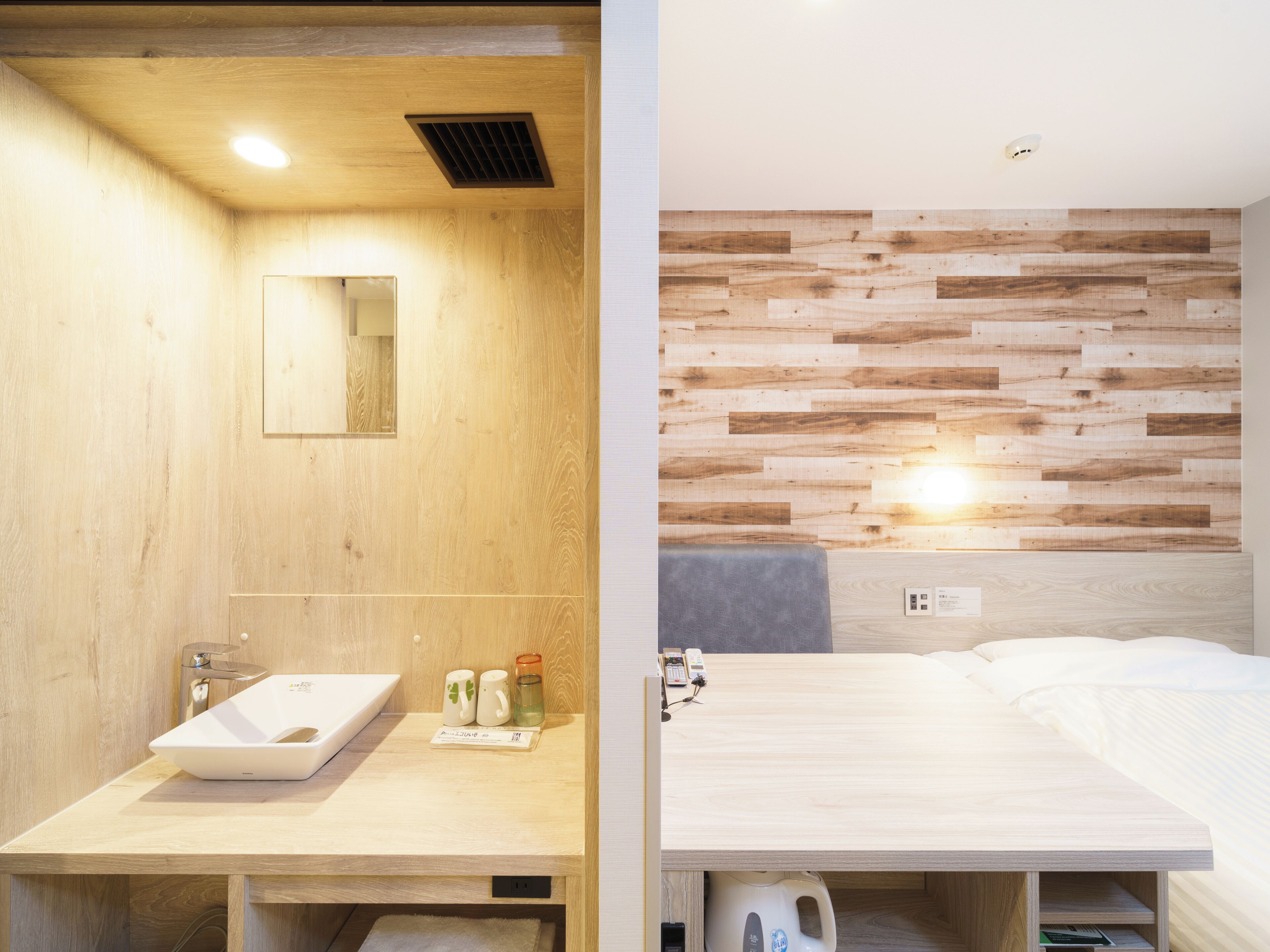 Quarto Duplo, não fumadores (No Bathub & No Housekeeping) | Minibar, Wi-fi grátis, roupa de cama fornecida 