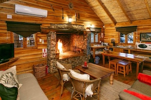 Casa de campo panorâmica, 1 quarto, vista para a montanha | Opções para refeição no quarto