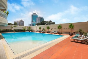 Piscina exterior, espreguiçadeiras 