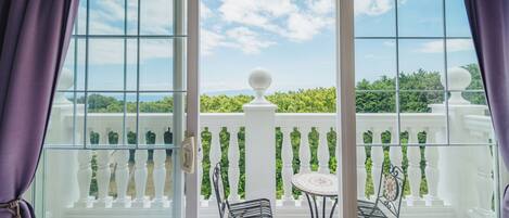 Quarto duplo luxo, 2 camas de solteiro, sacada, vista parcial para o mar | Terraço/pátio
