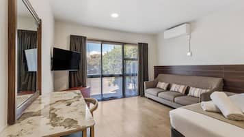 Family Room | Secretária, cortinas/cortinados opacos, quartos insonorizados