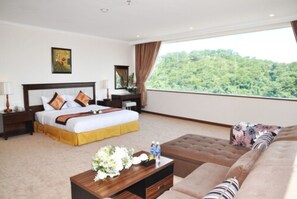 Frigobar, cofres nos quartos, escrivaninha, cortinas blackout