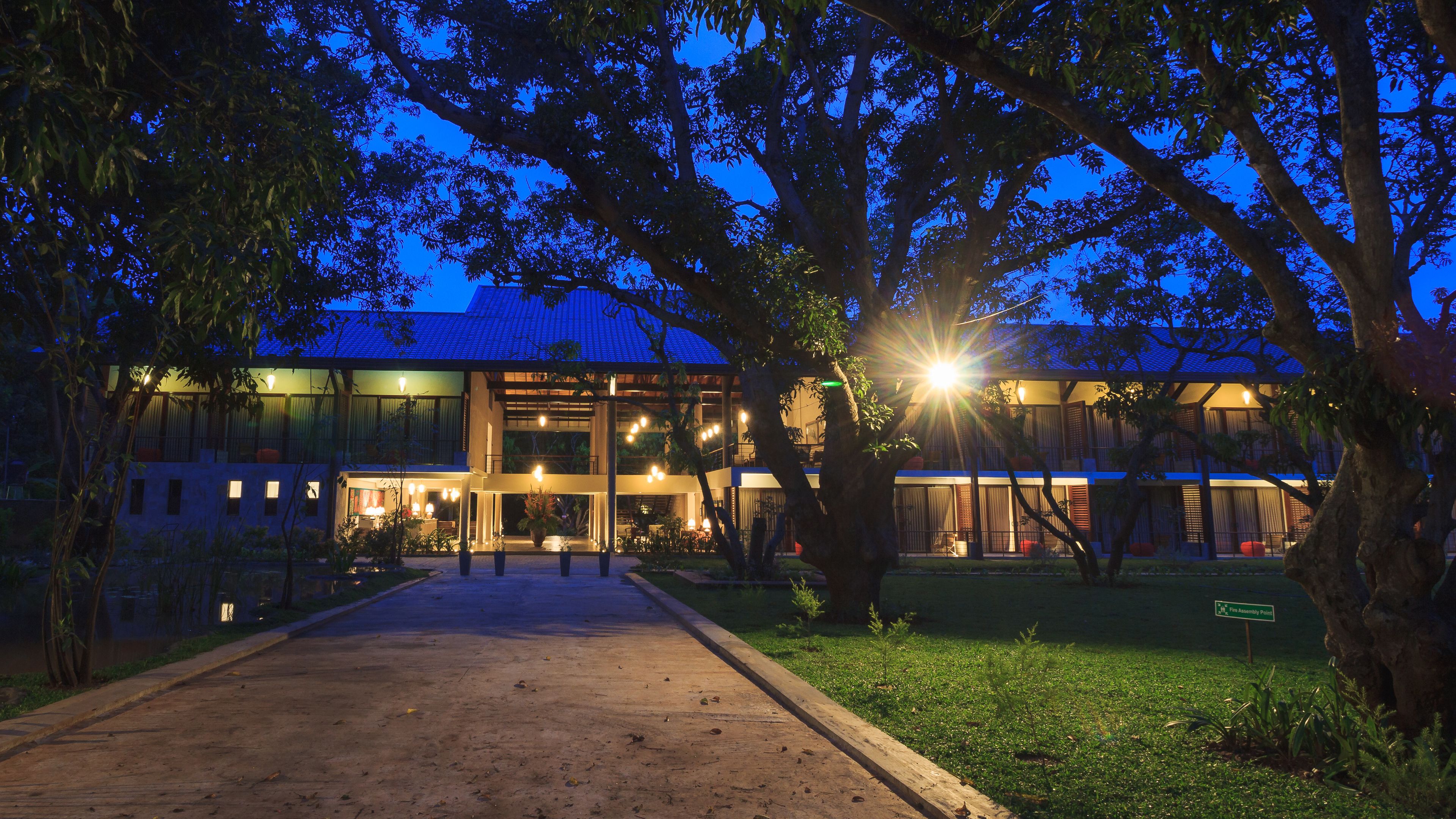 Fachada da propriedade à noite