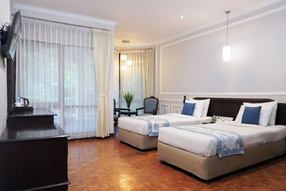 Cofre no quarto, secretária, camas desdobráveis