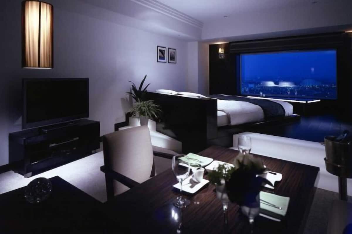 Escrivaninha, cortinas blackout, Wi-Fi de cortesia, roupa de cama