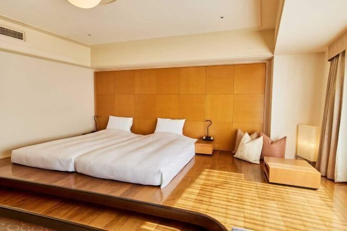 Escrivaninha, cortinas blackout, Wi-Fi de cortesia, roupa de cama