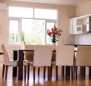 Villa Familiar, 4 quartos, vista para o mar | Sala de estar | Televisor LCD 