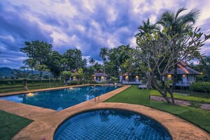 Piscina externa, espreguiçadeiras