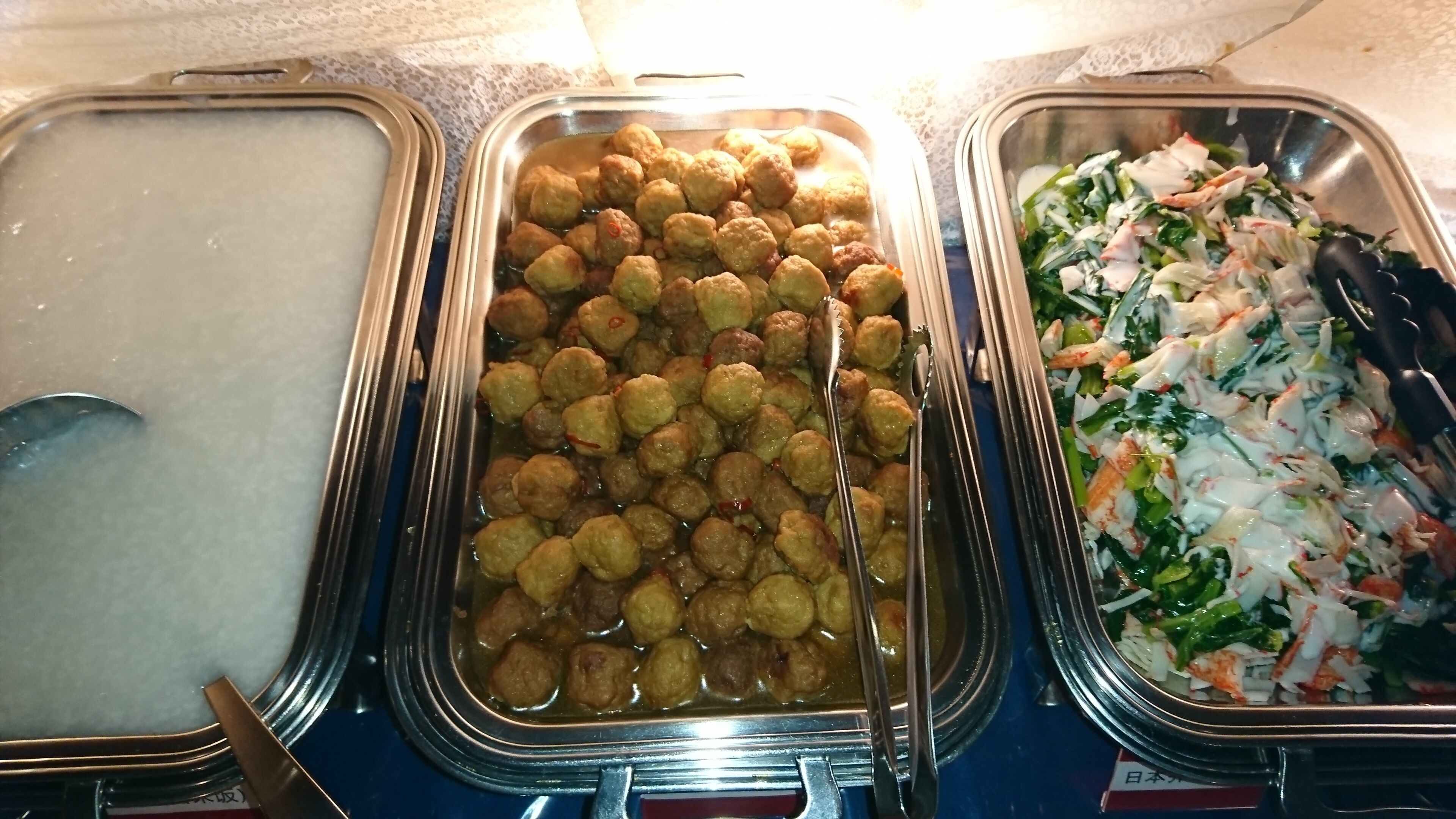 Três recipientes de comida com pratos diferentes.