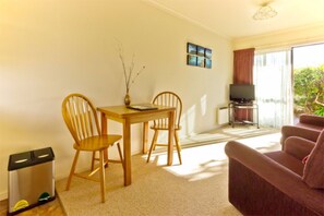 Apartamento, 1 quarto, acessível (Room 808) | Sala de estar | TV de ecrã plano, leitor de DVD 