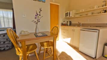 Apartamento, 1 quarto, sacada (Room 813) | Cozinha americana privada | Geladeira, micro-ondas, cafeteira/chaleira, chaleira elétrica