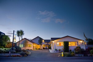 Fachada do alojamento (tarde/noite)