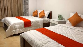 Minibar, cofre no quarto, secretária, cortinas/cortinados opacos