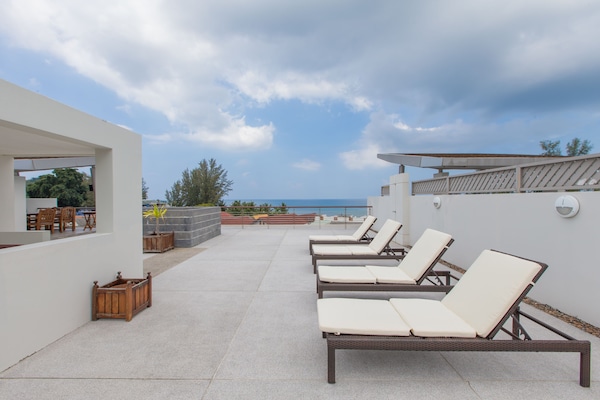 1 quarto, ferro/tábua de engomar, berços/camas para crianças grátis