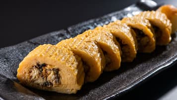 Um prato de sushi sobre um prato escuro.