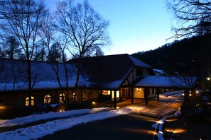 Fachada do alojamento (tarde/noite)