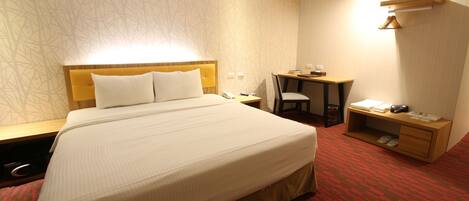 Quarto Clássico com Cama de Casal, acessível | Roupa de alta qualidade, cofre no quarto, secretária