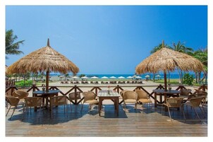 Uma praia privada, praia de areia branca, espreguiçadeiras 