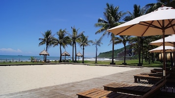 Uma praia privada, praia de areia branca, espreguiçadeiras 