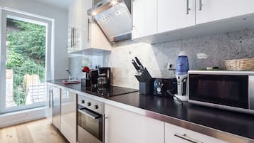 Apartamento conforto, 1 quarto, para não fumantes, vista para o jardim | Cozinha privada | Geladeira grande, micro-ondas, fogão, cooktop