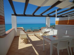 Quarto triplo, suíte, vista para o oceano | Terraço/pátio