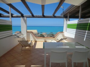 Quarto casal ou duplo panorâmico, suíte, vista para o mar | Terraço/pátio