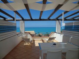 Quarto Duplo Panorâmico, 1 quarto, casa de banho anexa, vista para o mar | Terraço/pátio interior