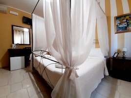 Quarto casal romântico | Roupas de cama premium, cofres nos quartos, escrivaninha