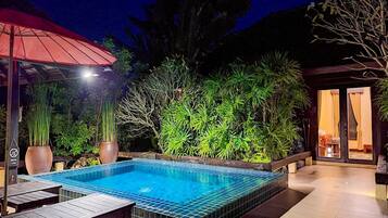 Vila, vista para a piscina, ao lado da piscina | Frigobar, escrivaninha, Wi-Fi de cortesia, roupa de cama