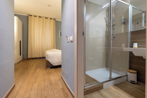 Quarto Duplo, 1 cama queen-size, não fumadores, casa de banho privativa | Casa de banho | Um polibã, artigos de higiene pessoal grátis, um secador de cabelo 