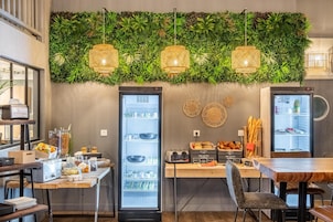 Pequeno-almoço tipo buffet diário mediante uma taxa