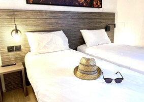 Quarto Standard, 2 camas individuais, não fumadores (Shower Only) | Secretária, secretária adequada para computadores portáteis