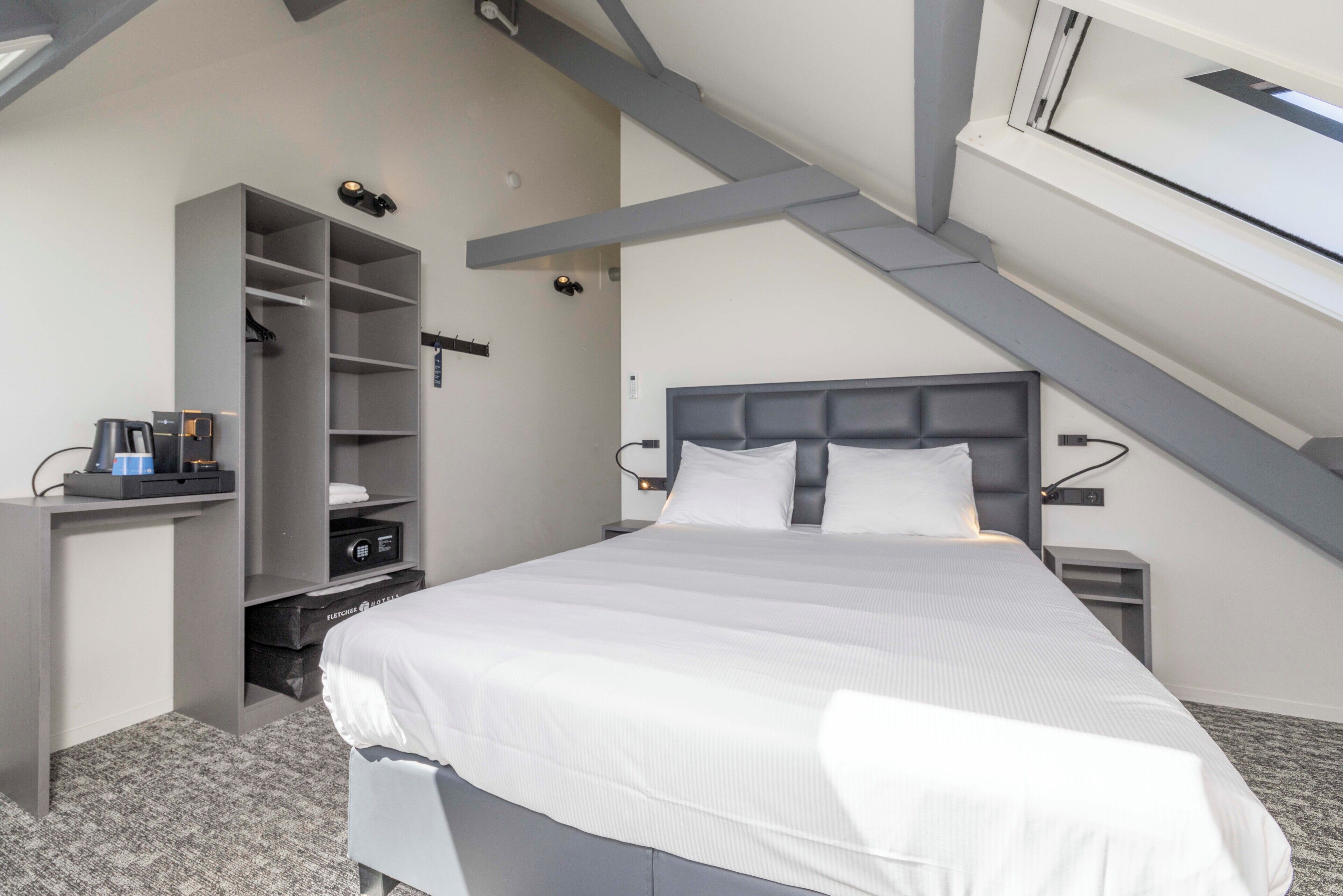 Quarto casal luxo | Escrivaninha, cortinas blackout, Wi-Fi de cortesia, roupa de cama