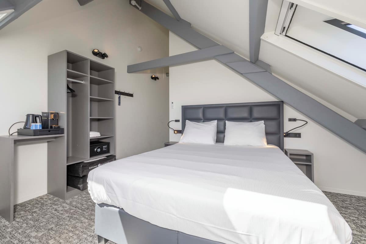 Quarto casal luxo | Escrivaninha, cortinas blackout, Wi-Fi de cortesia, roupa de cama