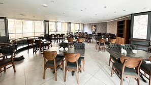 Pequenos-almoços, almoços, jantares servidos, cozinha internacional 