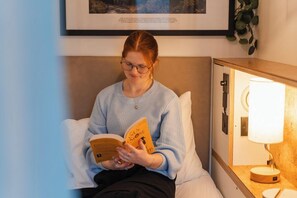 Deluxe Capsule in a 4 Bed Dormitory - Female only | Cofres nos quartos, cortinas blackout, quartos à prova de som