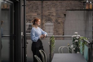 Deluxe Capsule in a 4 Bed Dormitory - Female only | Cofres nos quartos, cortinas blackout, quartos à prova de som