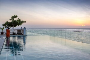 Piscina externa, guarda-sóis, espreguiçadeiras