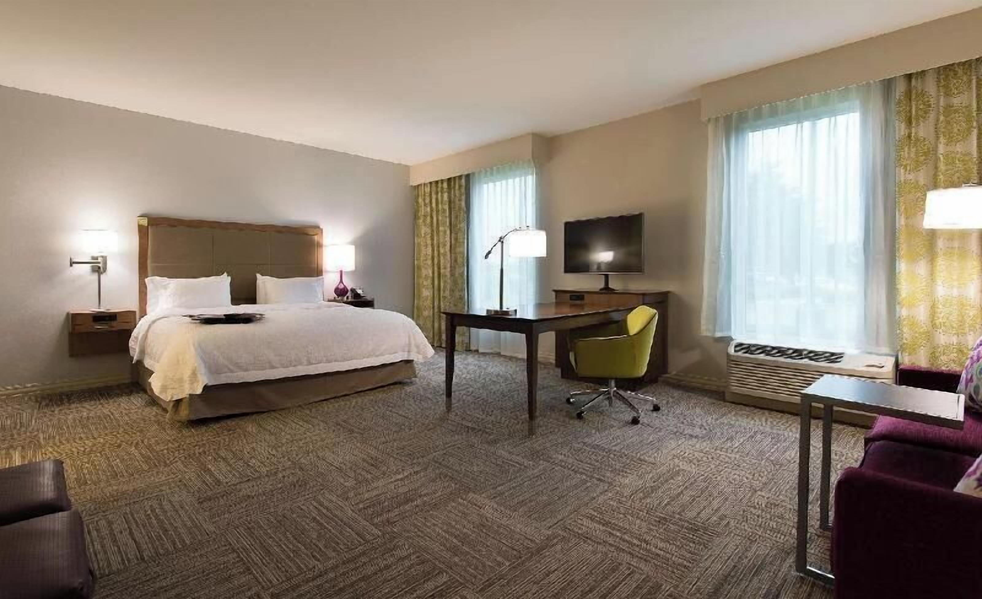 Cofre no quarto, secretária, cortinas/cortinados opacos 