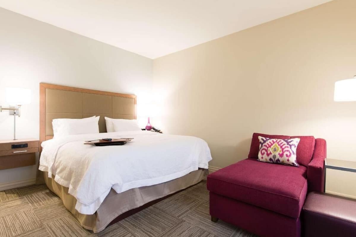 Cofres nos quartos, escrivaninha, cortinas blackout