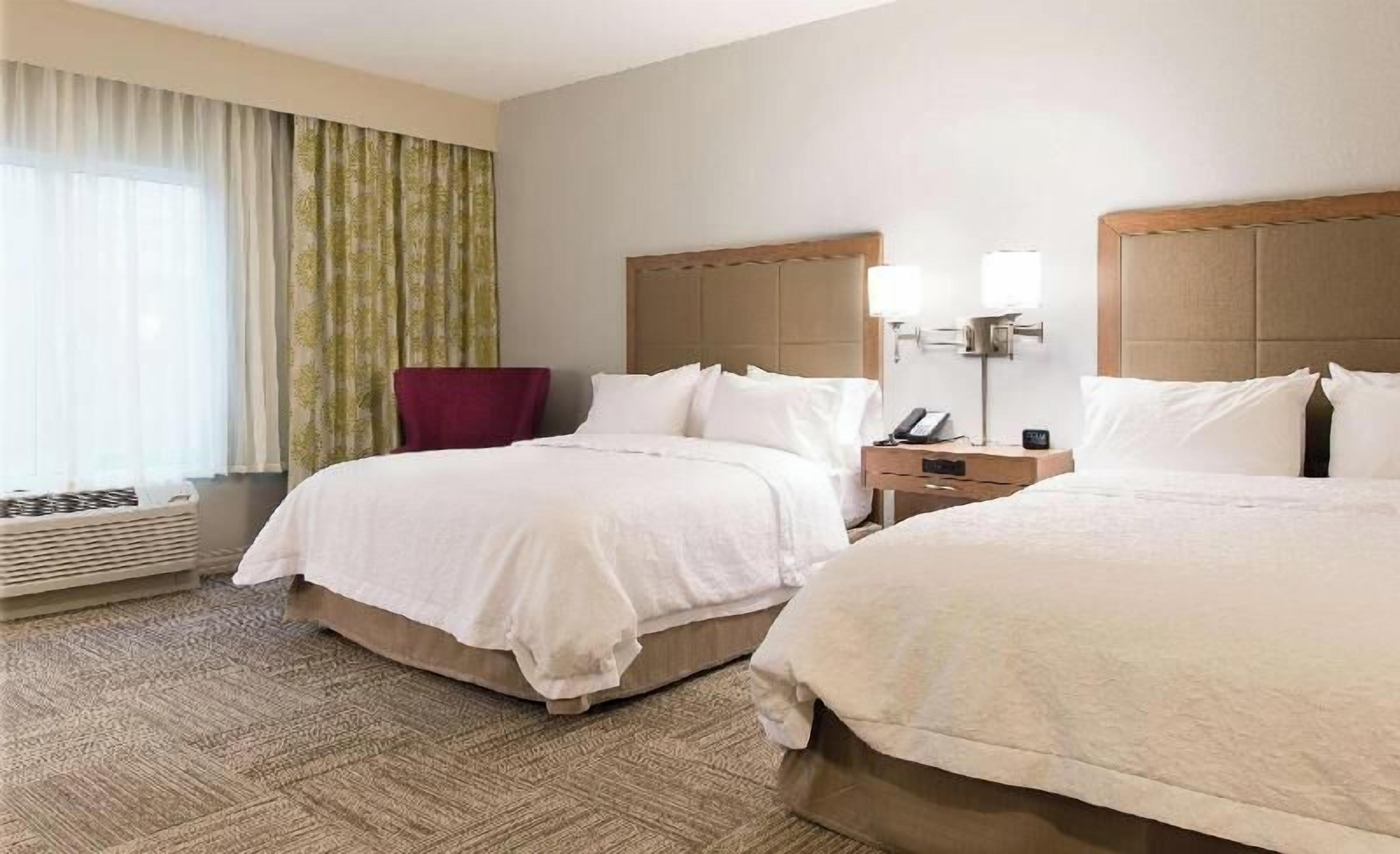 Cofre no quarto, secretária, cortinas/cortinados opacos 