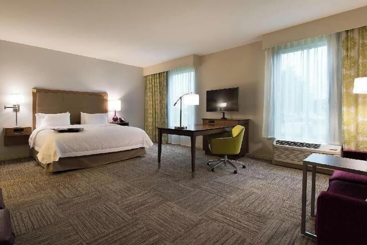 Cofres nos quartos, escrivaninha, cortinas blackout