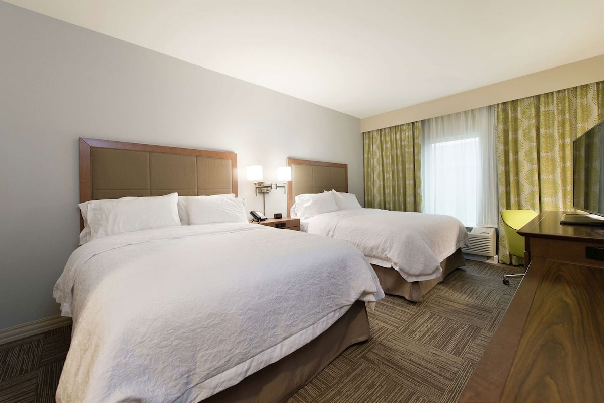 Cofres nos quartos, escrivaninha, cortinas blackout