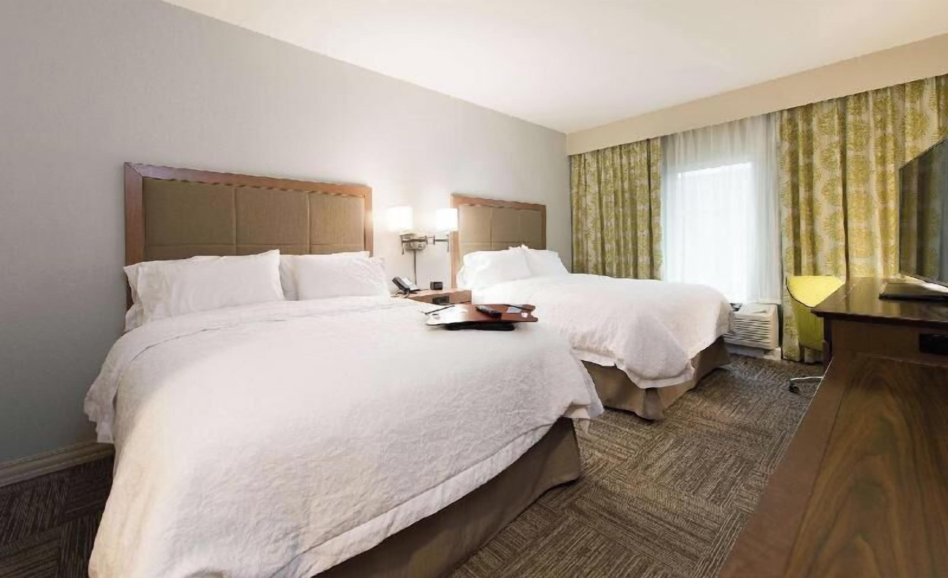 Cofre no quarto, secretária, cortinas/cortinados opacos 