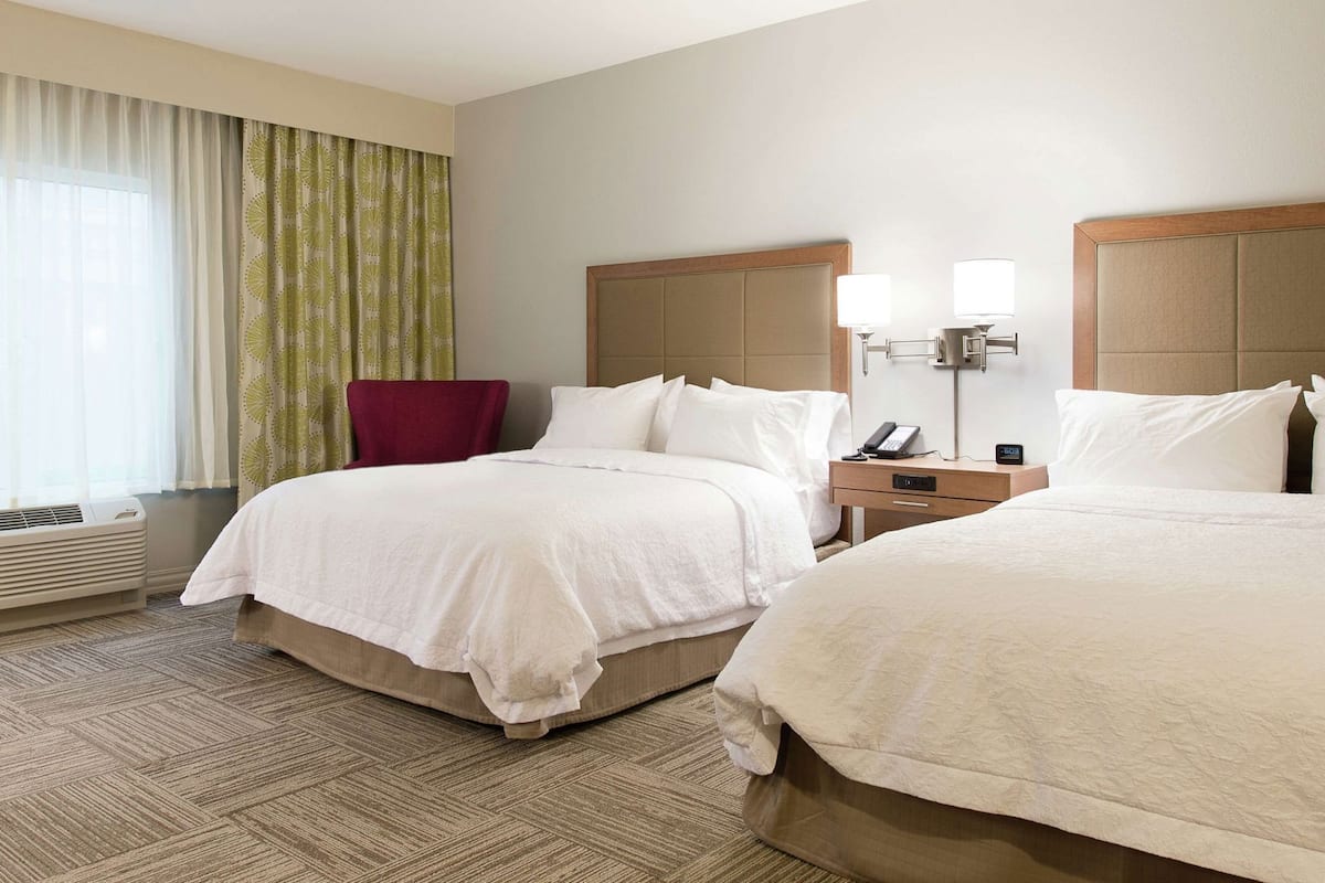 Cofres nos quartos, escrivaninha, cortinas blackout