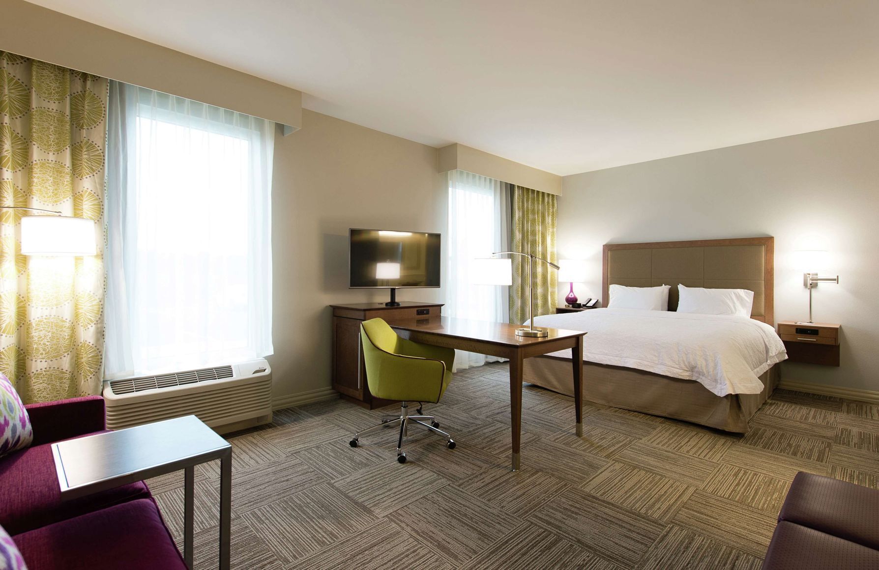 Cofre no quarto, secretária, cortinas/cortinados opacos 